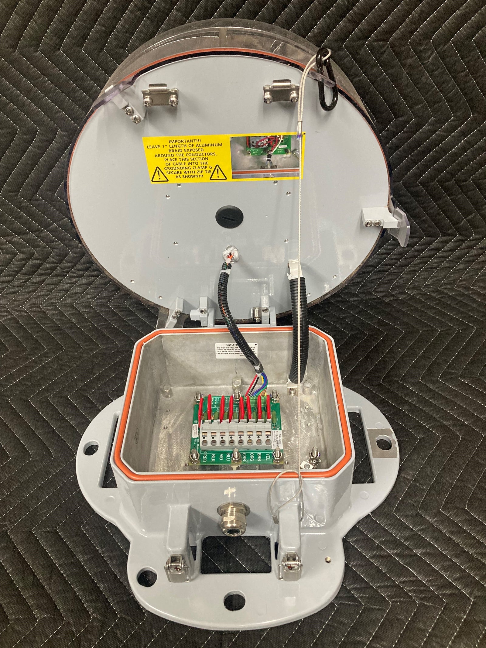 Dialight L-864/865 LED Red/White, D1RWFH009, D1RW-FH-009 – JJ Elect Tech